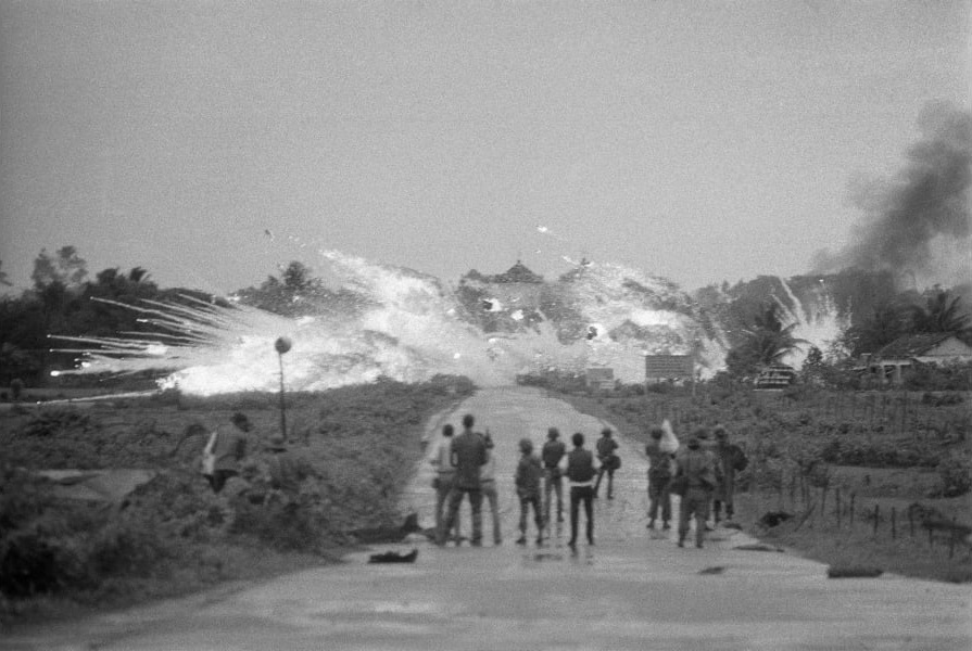 “Ghi chép về napalm” – Hoa Nguyen | Nguyễn Huy Hoàng